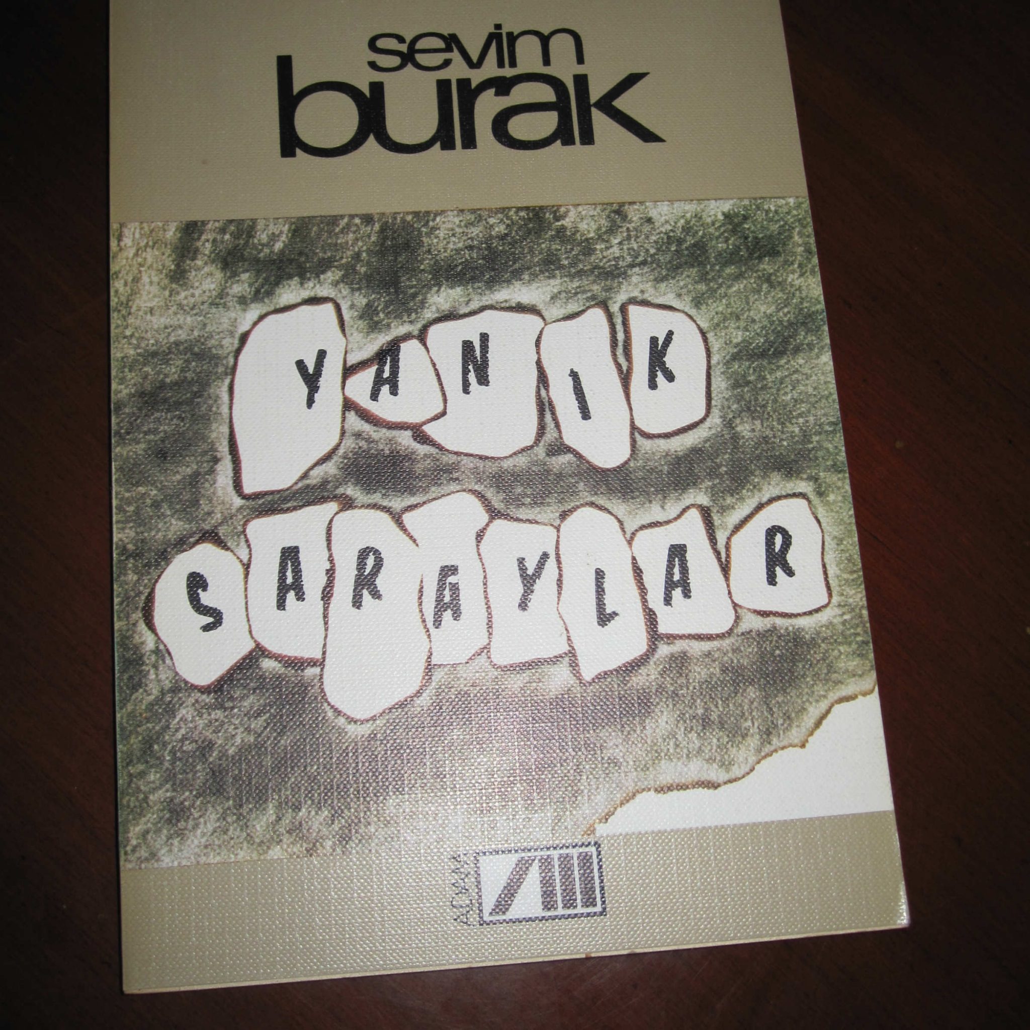 Feministler için başucu öyküleri - Çatlak Zemin