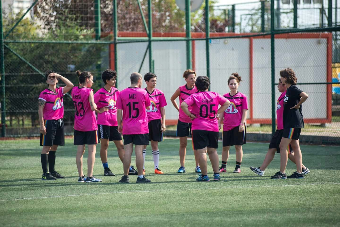 Patriyarkal sahalardan oyun oynayan lubunya takımlara: Şehirde Queer ...